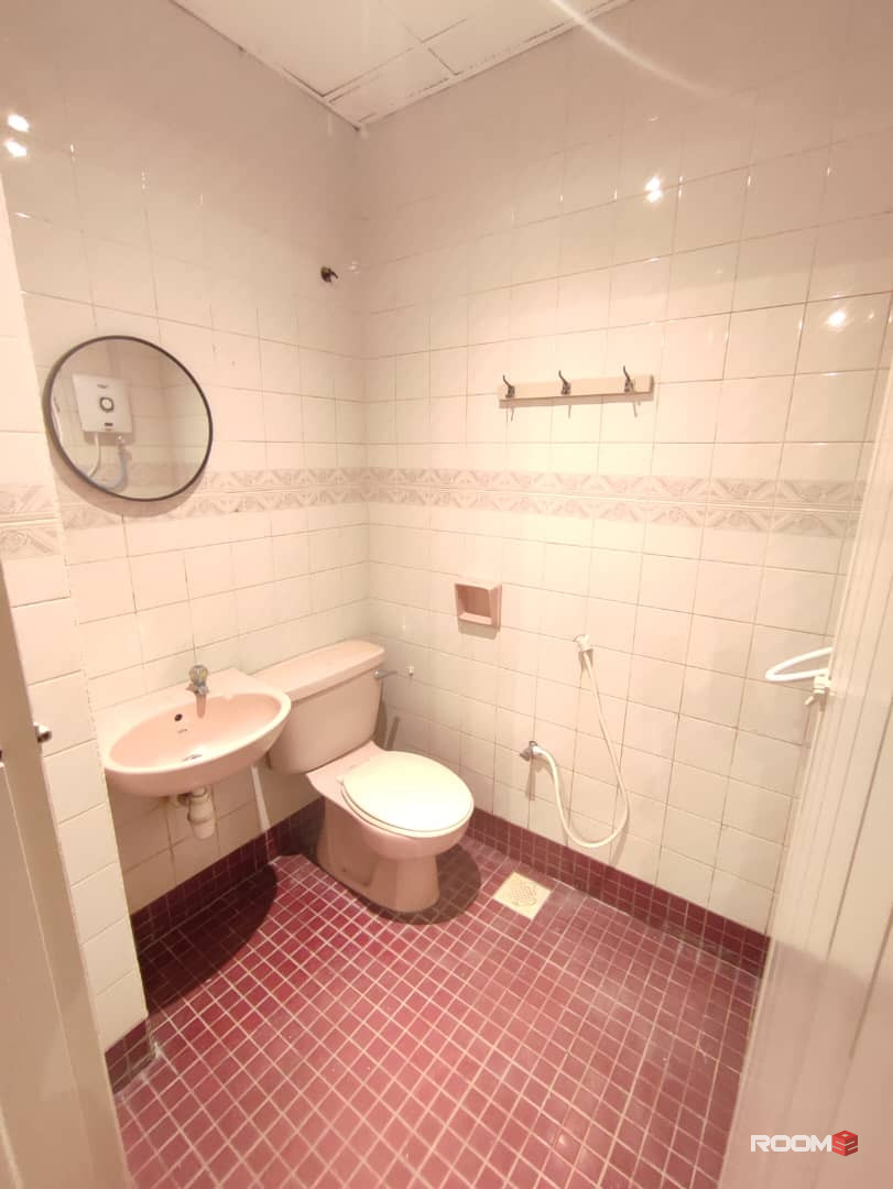 Works at Hospital KL Room Rent attach Private Toilet at LRT Chow Kit 🛍️ ...