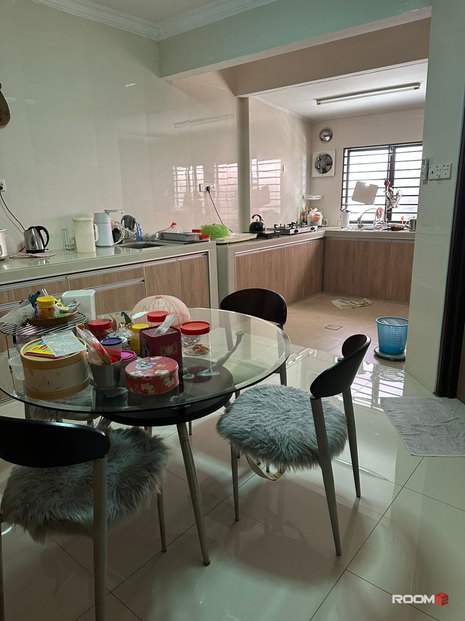 5 minutes drive to MRT, One Utama Shopping Mall, KPMG and First Avenue ...